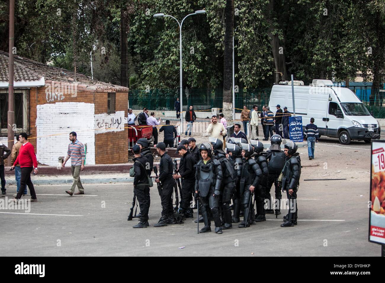 Cairo, Egypt. 2nd Apr, 2014. Egyptian security forces stand guard at ...