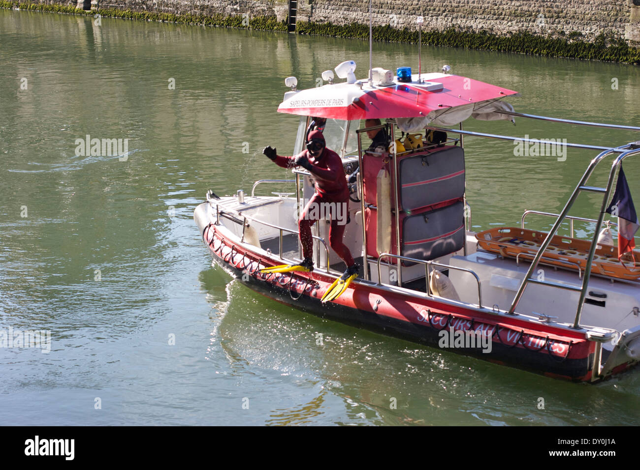 Sapeurs-Pompiers de Paris - Paris Fire Brigade. Practising swimming and ...