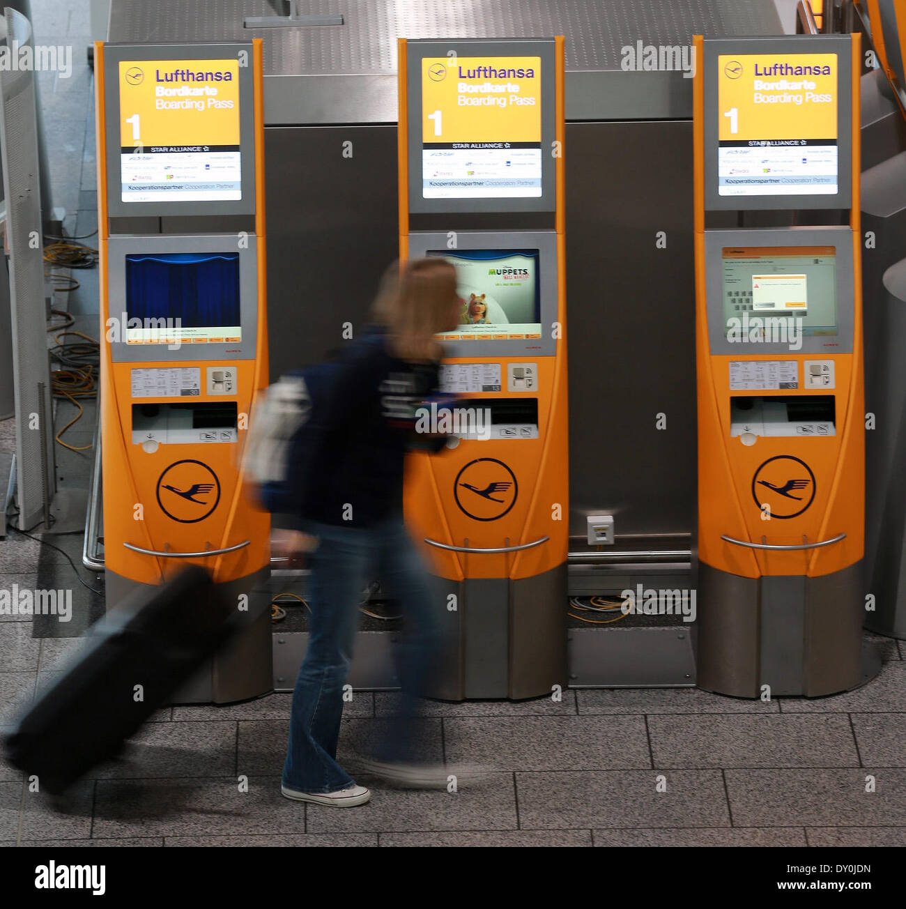 Check in machines frankfurt airport frankfurt hi-res stock photography ...