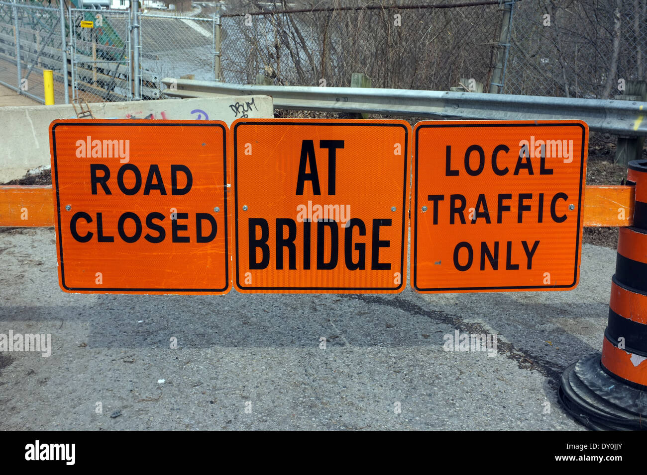 Road Closed signs at the entrance to a closed bridge Stock Photo - Alamy