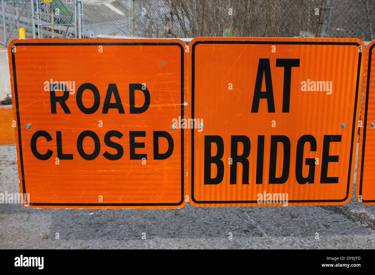 Road closed bridge sign hi-res stock photography and images - Alamy