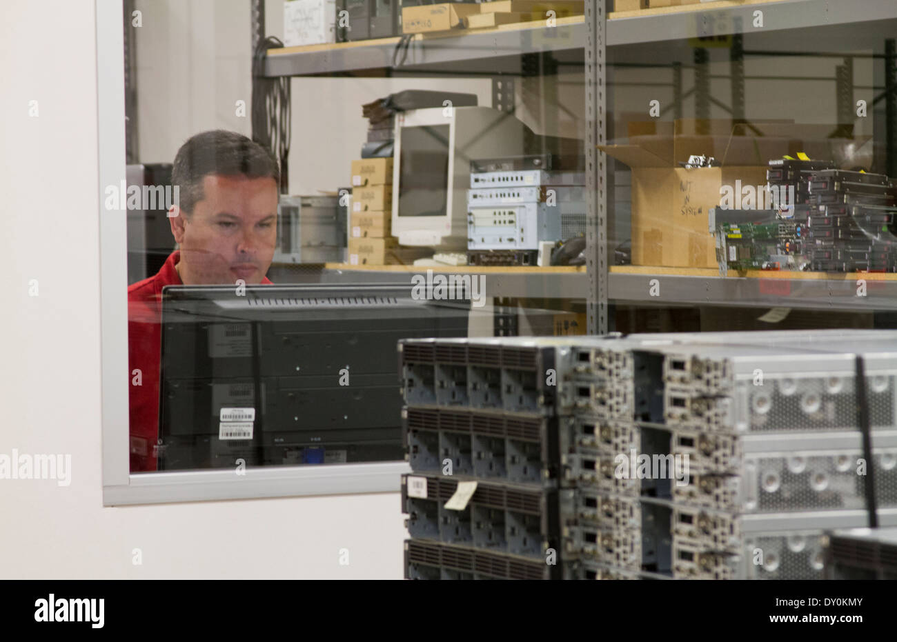 Warehouse employee hi-res stock photography and images - Alamy