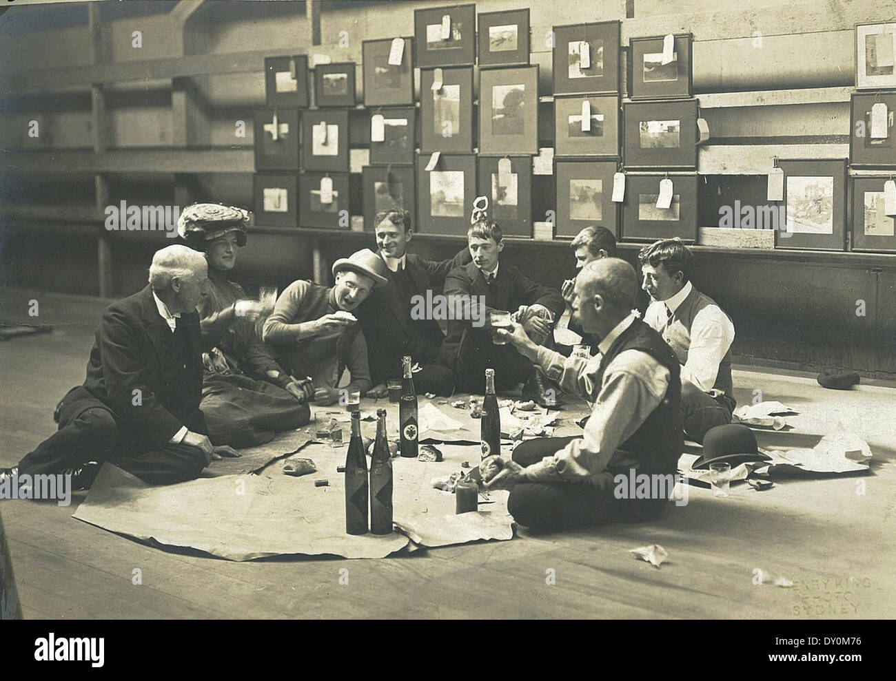 This 1907 photograph by Henry King depicts the Society of Artists ...