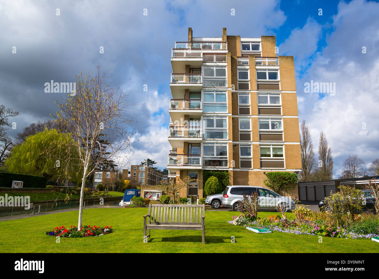 Apartment block hi-res stock photography and images - Alamy