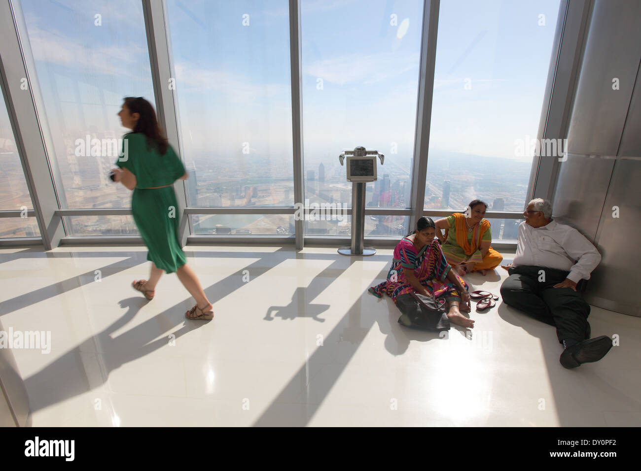 Downtown dubai viewing platform skyscraper hi-res stock photography and ...