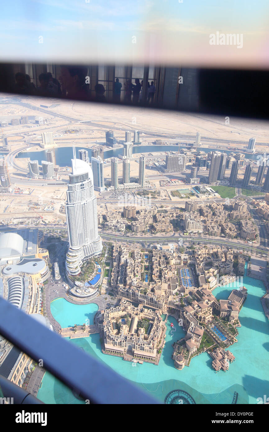 Downtown dubai viewing platform skyscraper hi-res stock photography and ...