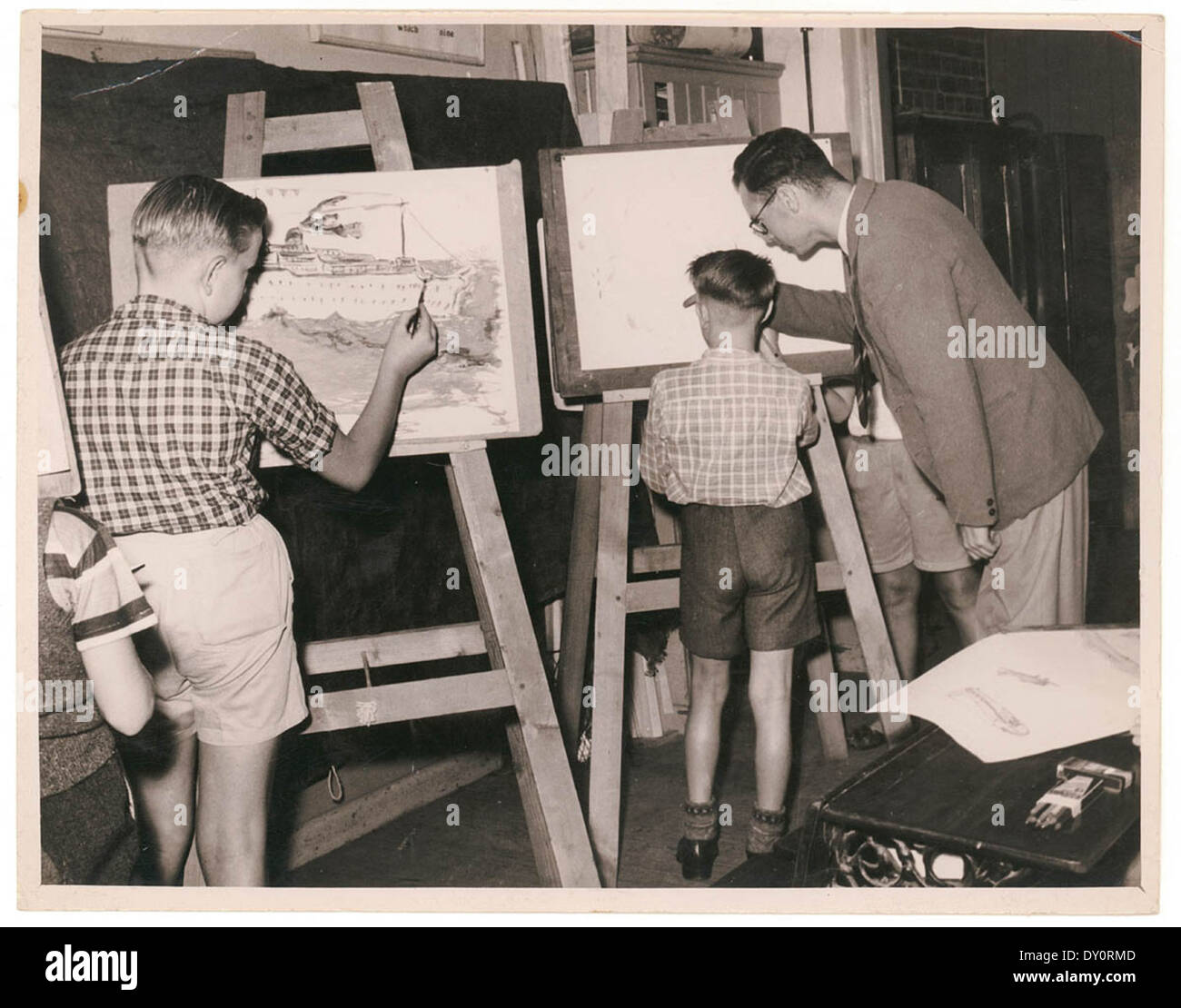 This photograph by Sam Hood depicts a primary school art class ...