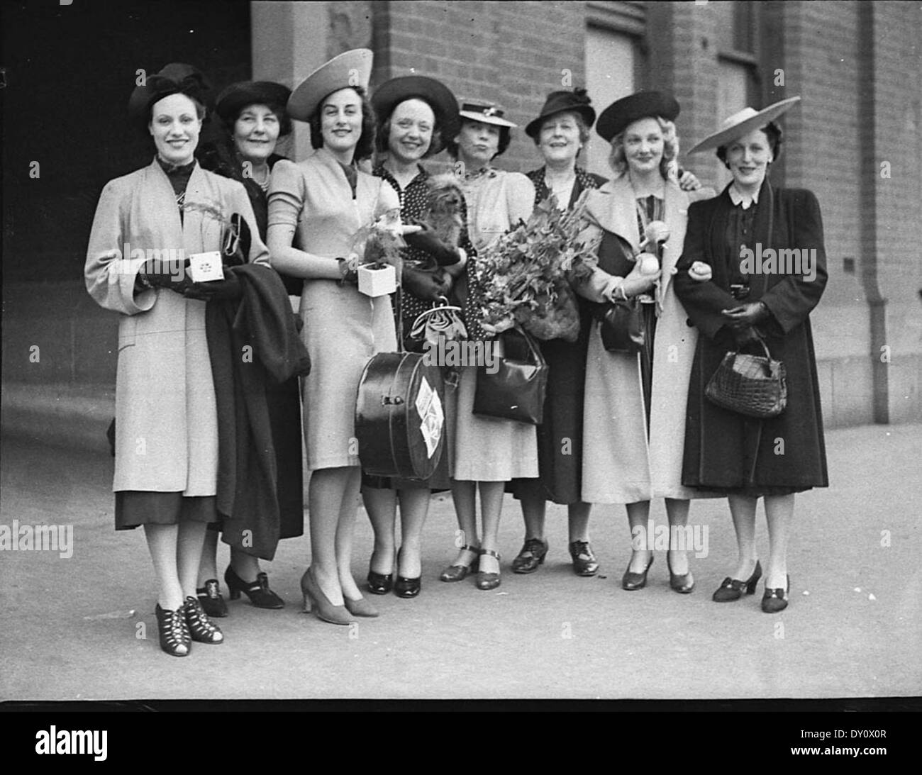 "The Women" company: arrival in Sydney from Melbourne, January 1939 ...