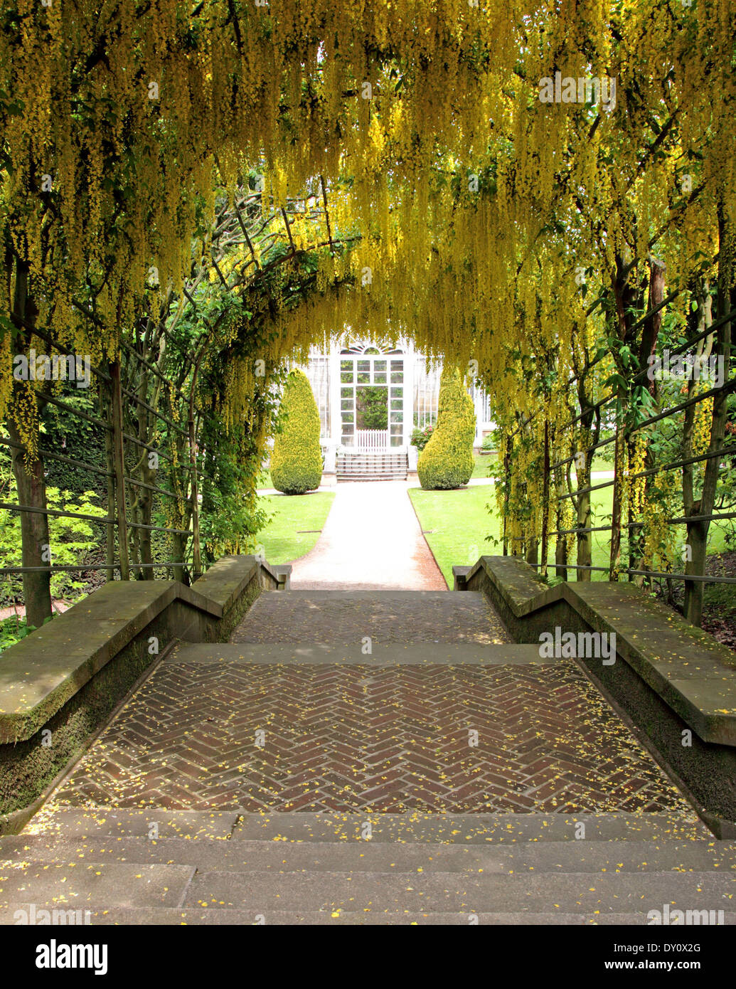 Victorian garden arch hi-res stock photography and images - Alamy