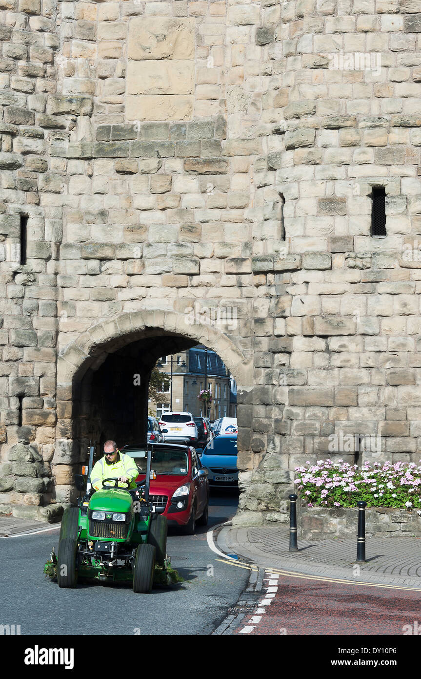 Bondgate Arched Tower Forming Part of the Old Town Walls of Alnwick ...