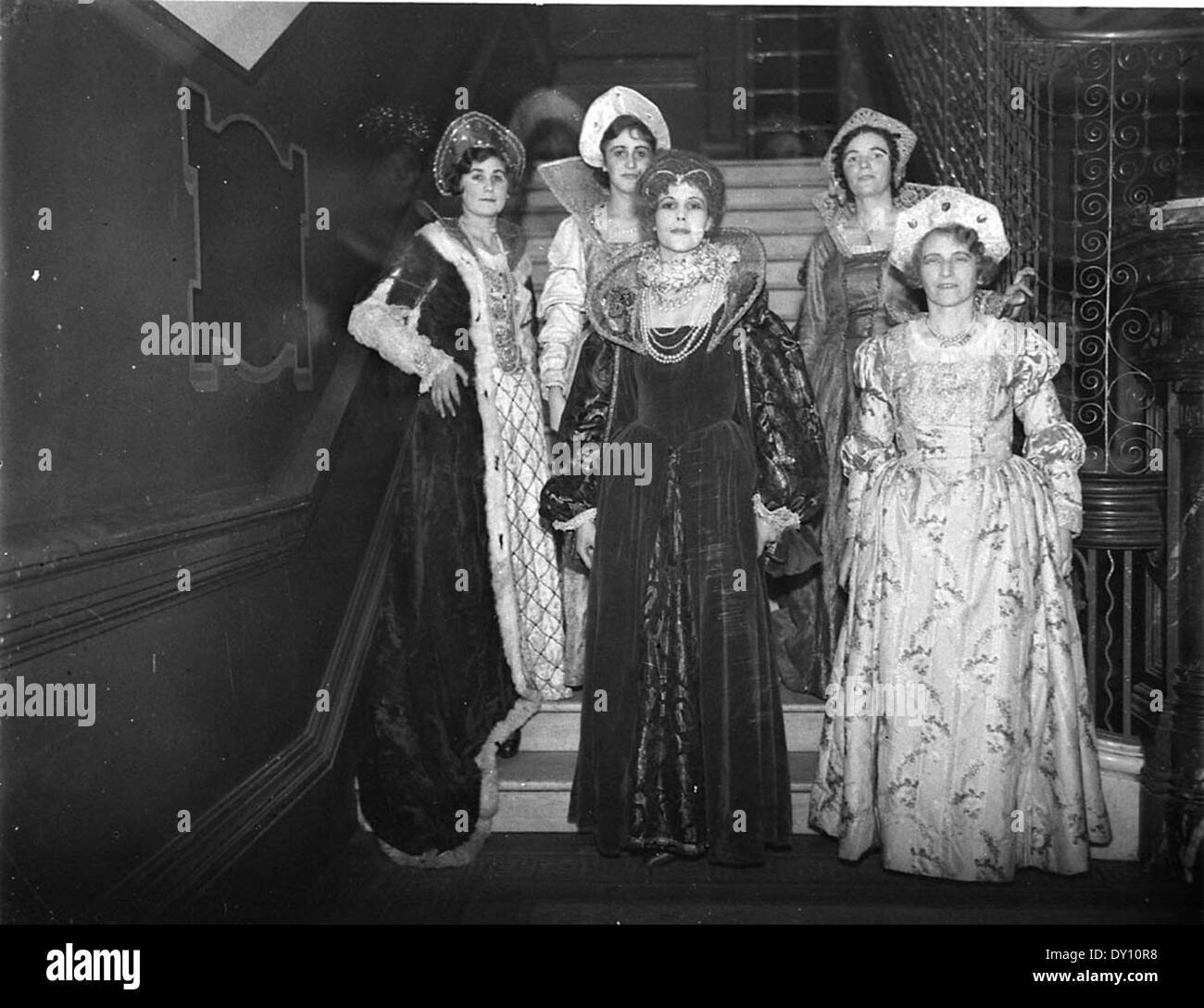 Elizabethan women hi-res stock photography and images - Alamy