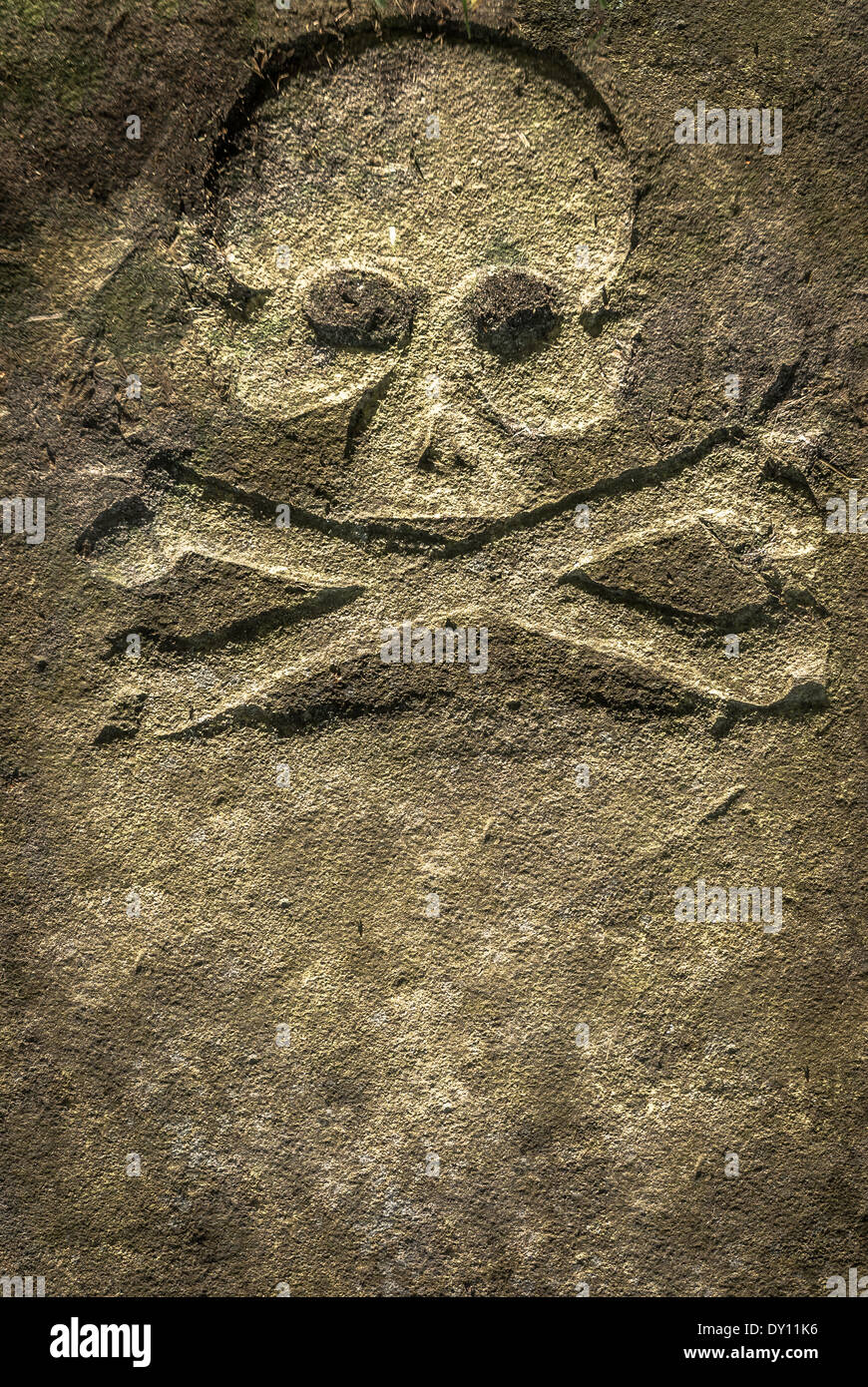 Old ancient grave stone skull hi-res stock photography and images - Alamy