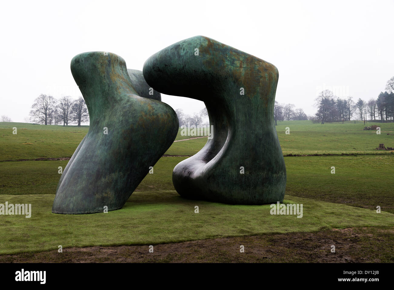 Henry moore sculpture hi-res stock photography and images - Alamy