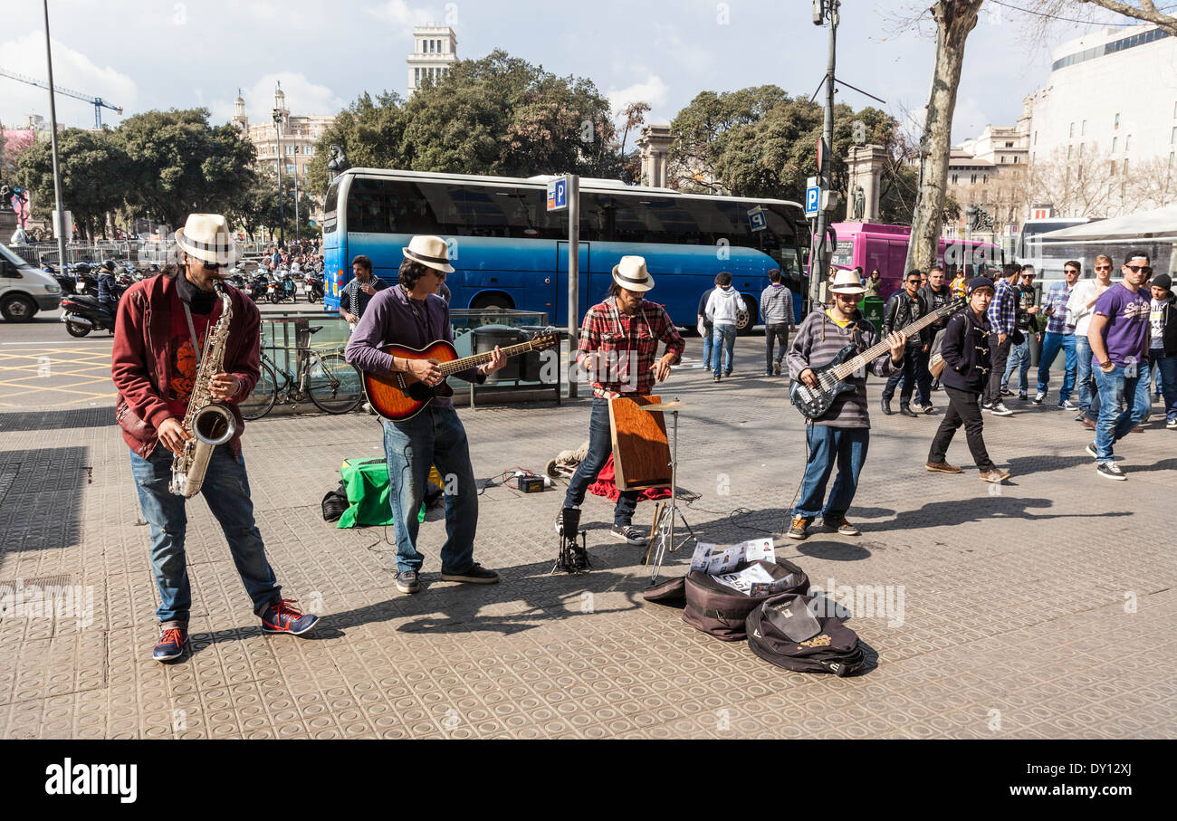 Barcelona busking hi-res stock photography and images - Alamy