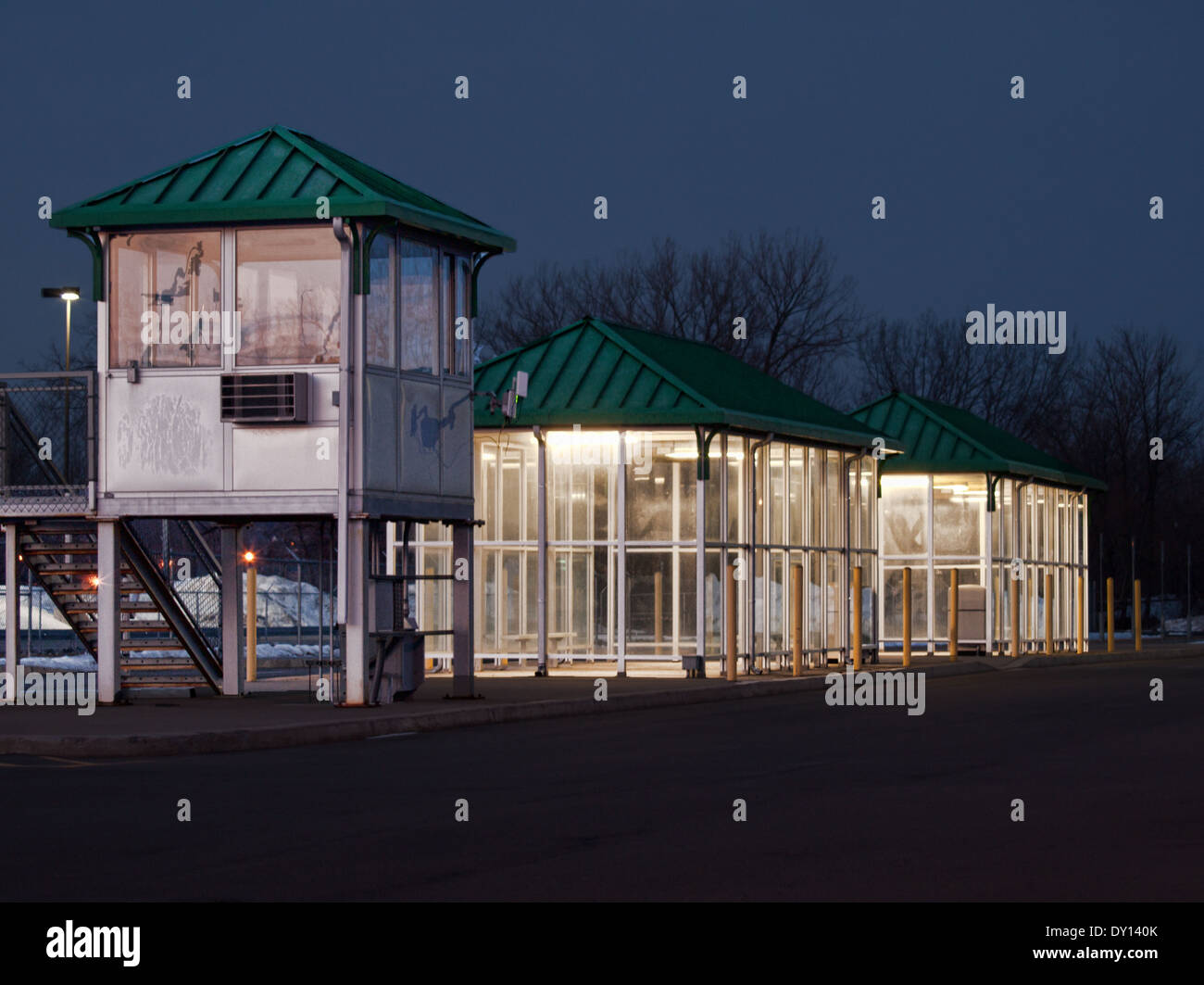 bus stop at a shopping mall at night Stock Photo - Alamy
