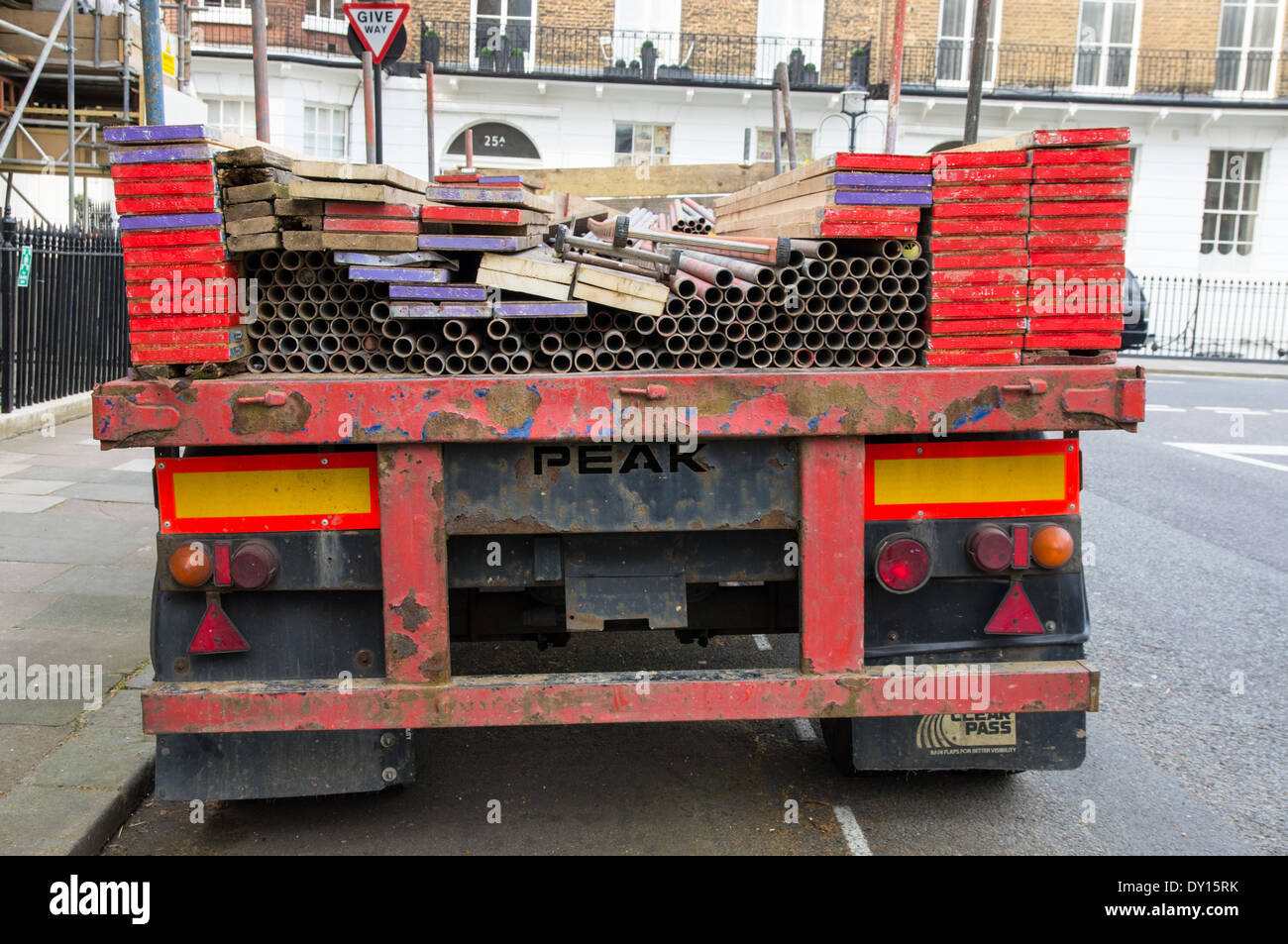 Scaffold lorry hi-res stock photography and images - Alamy