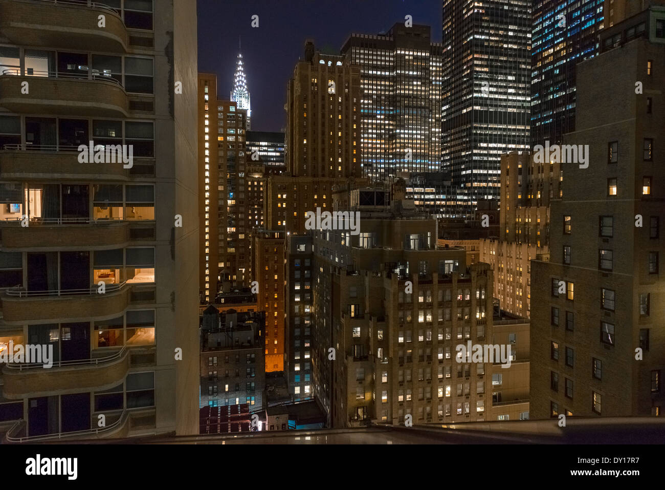 Skyscrapers at night hi-res stock photography and images - Alamy