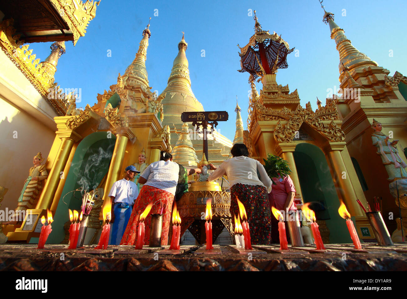 Burmese people hi-res stock photography and images - Alamy
