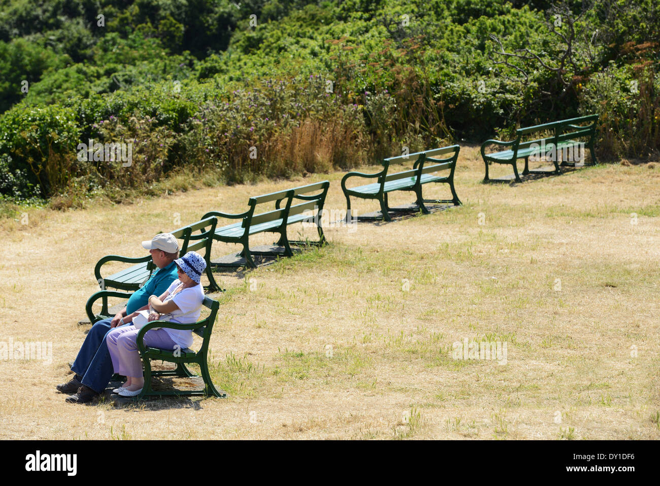 People sitting on park benches hi-res stock photography and images - Alamy