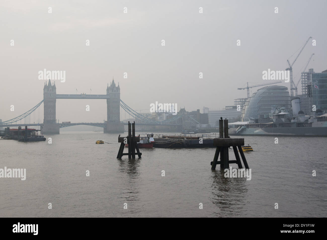 Thames river air pollution hi-res stock photography and images - Alamy
