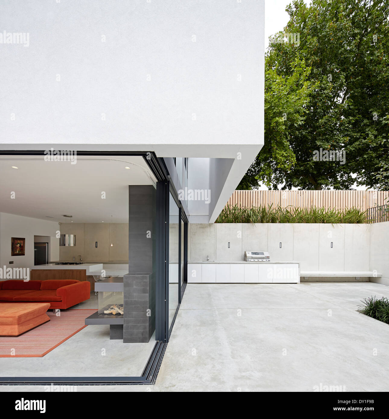 House corner hi-res stock photography and images - Alamy