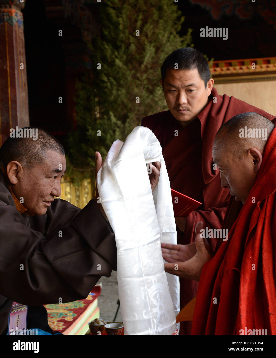 (140403) -- LHASA, April 3, 2014 (Xinhua) -- Zhukang Tubdain Kaizhub (L ...