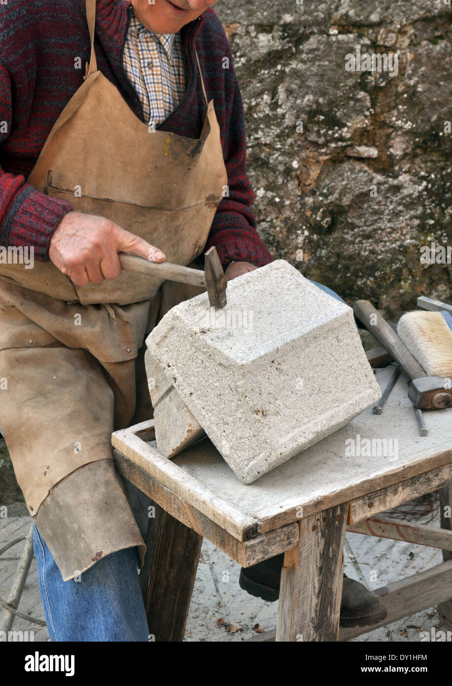 Hammer chisel stone hi-res stock photography and images - Alamy