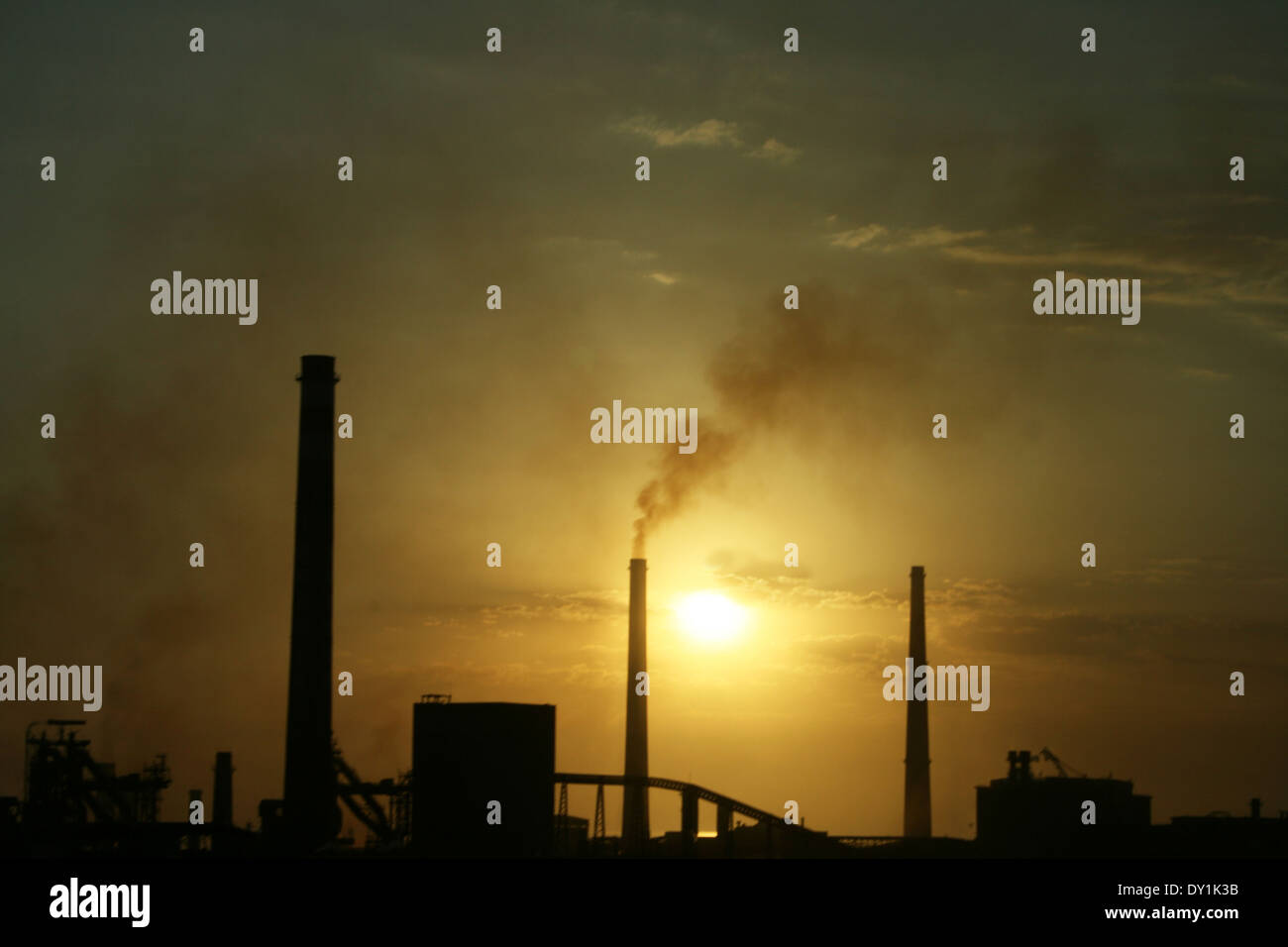 Factory and smoke hi-res stock photography and images - Alamy