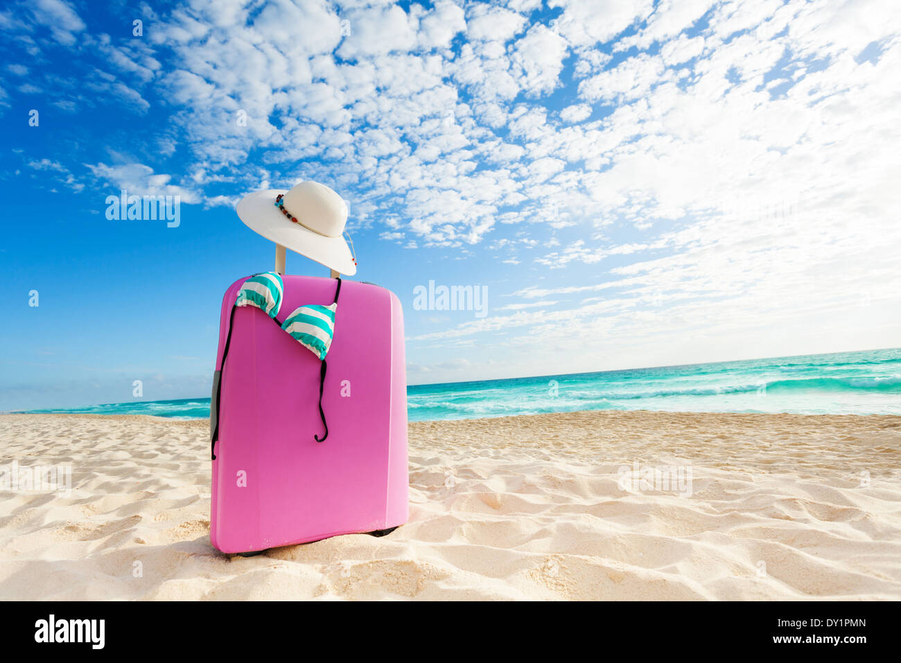 Pink beach bag hi-res stock photography and images - Alamy