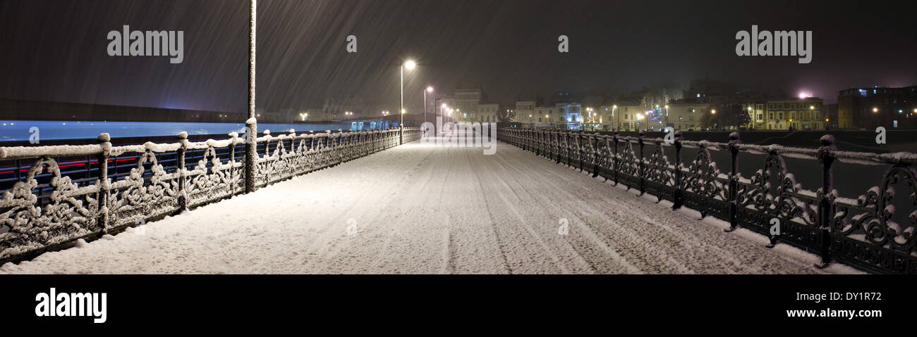 Ryde pier Isle of Wight snow Stock Photo - Alamy