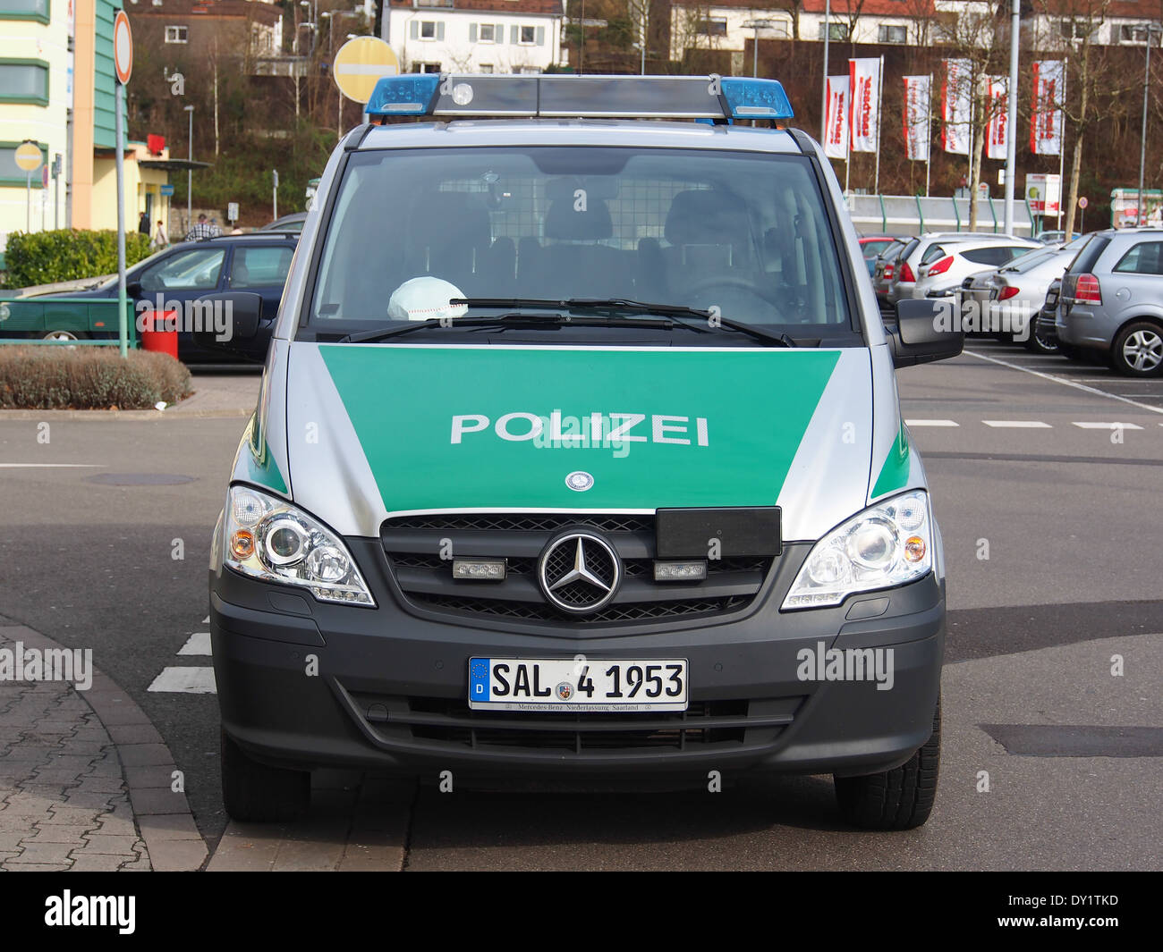 This image shows a Mercedes vehicle used by the Saarbruecker Polizei ...