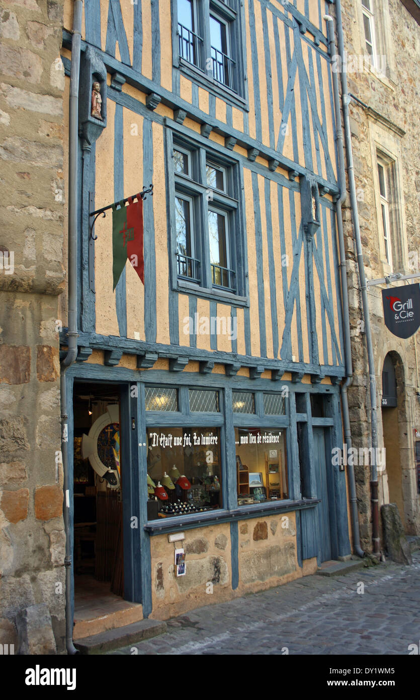 Le mans, Cite Plantaganet, Medieval street Stock Photo - Alamy