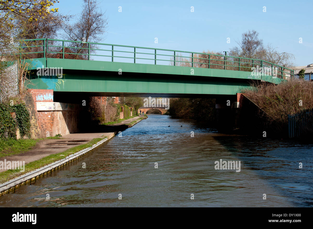 The railway bridge, Grand Union Canal, Leamington Spa, UK Stock Photo ...