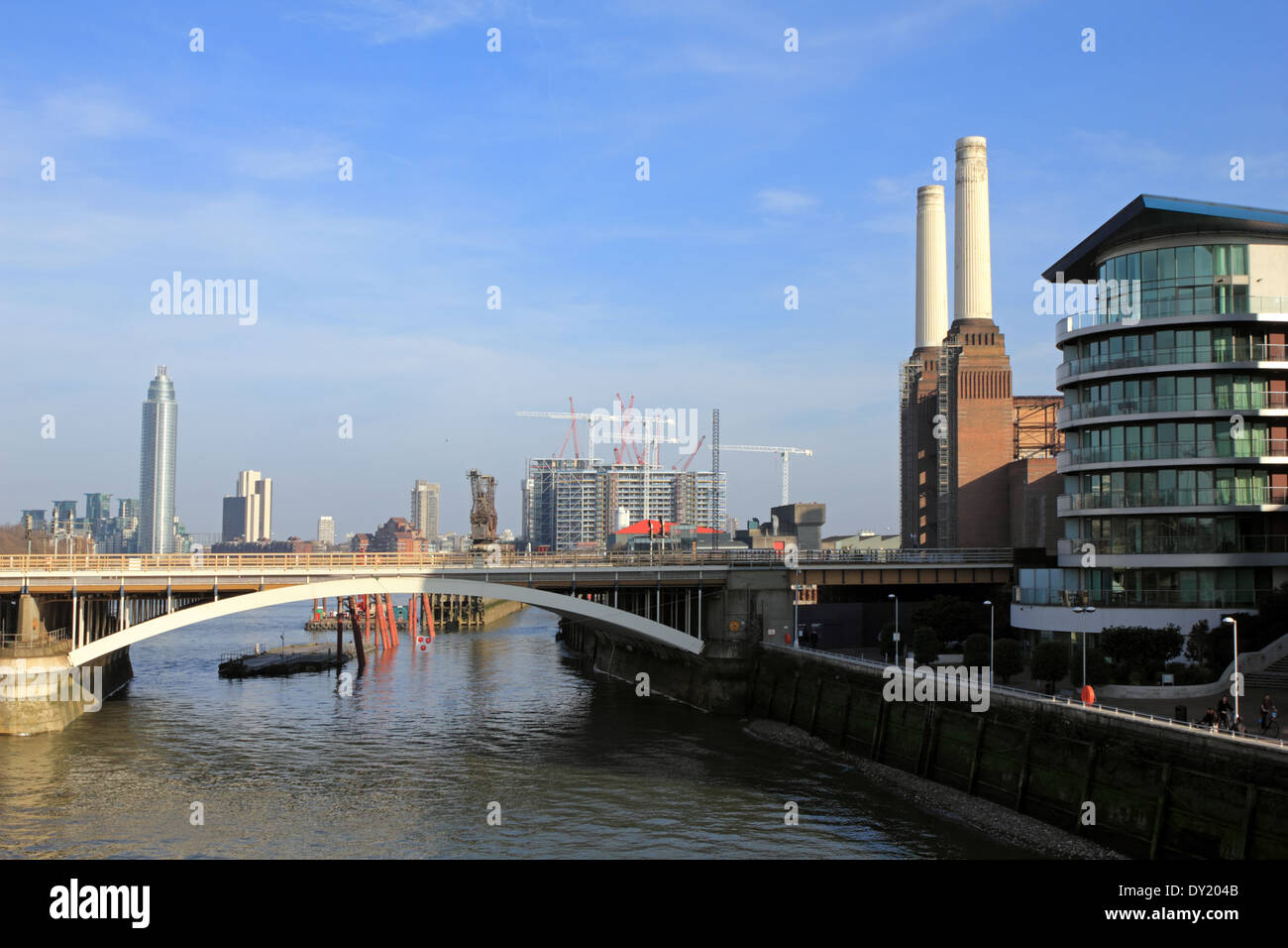 Battersea Power Station and London skyline viewed from Chelsea Bridge ...