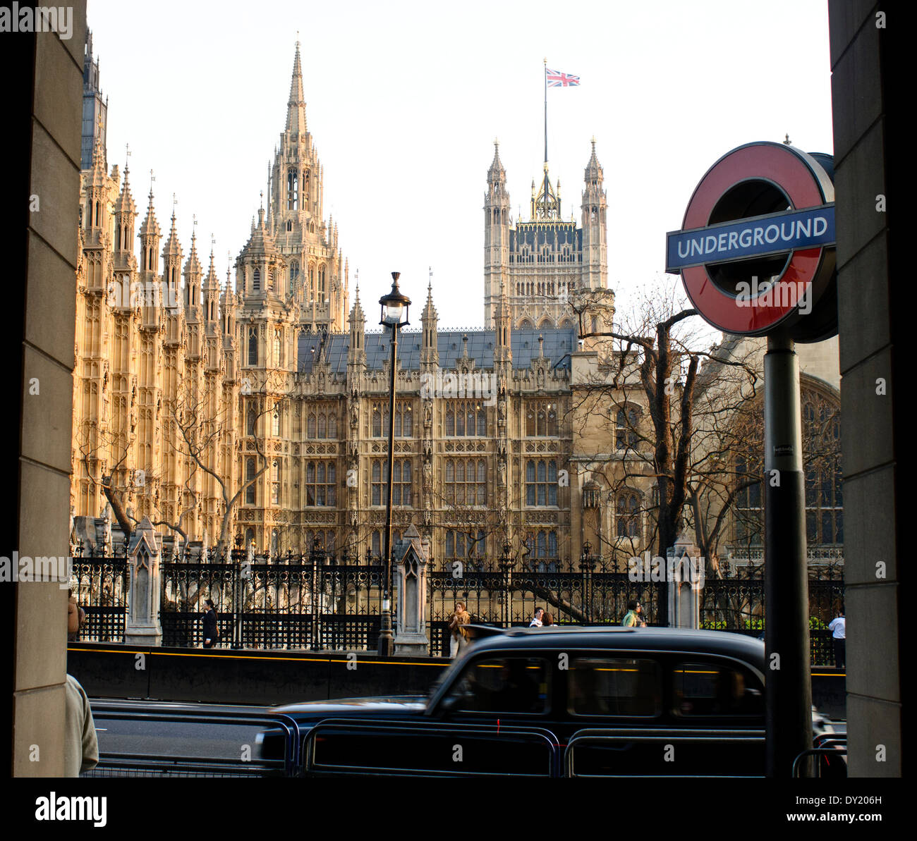 Underground roundel logo hi-res stock photography and images - Alamy