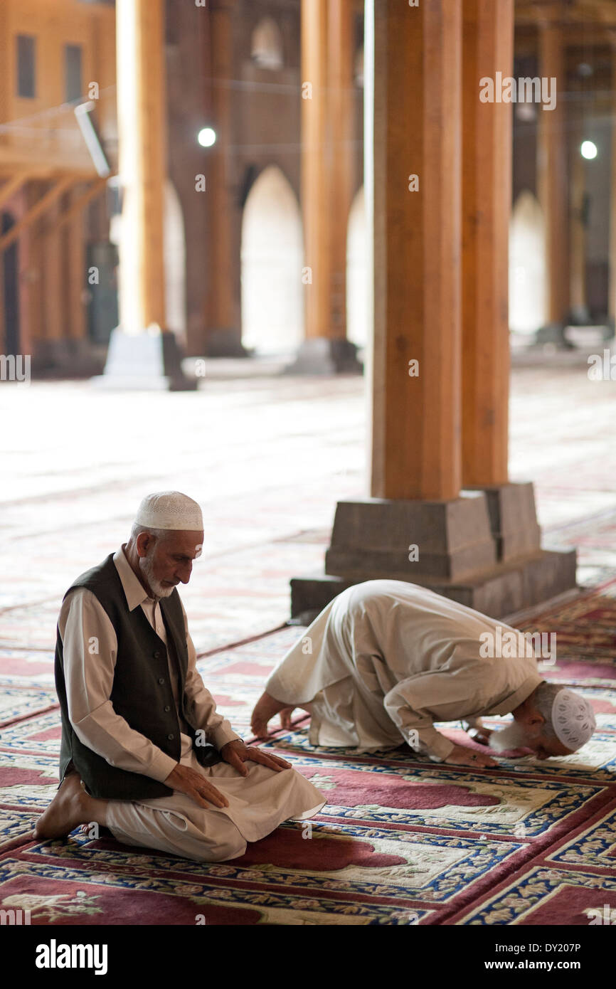 Srinagar, Kashmir, India. Prayer at Jamma Masjid mosque Stock Photo - Alamy