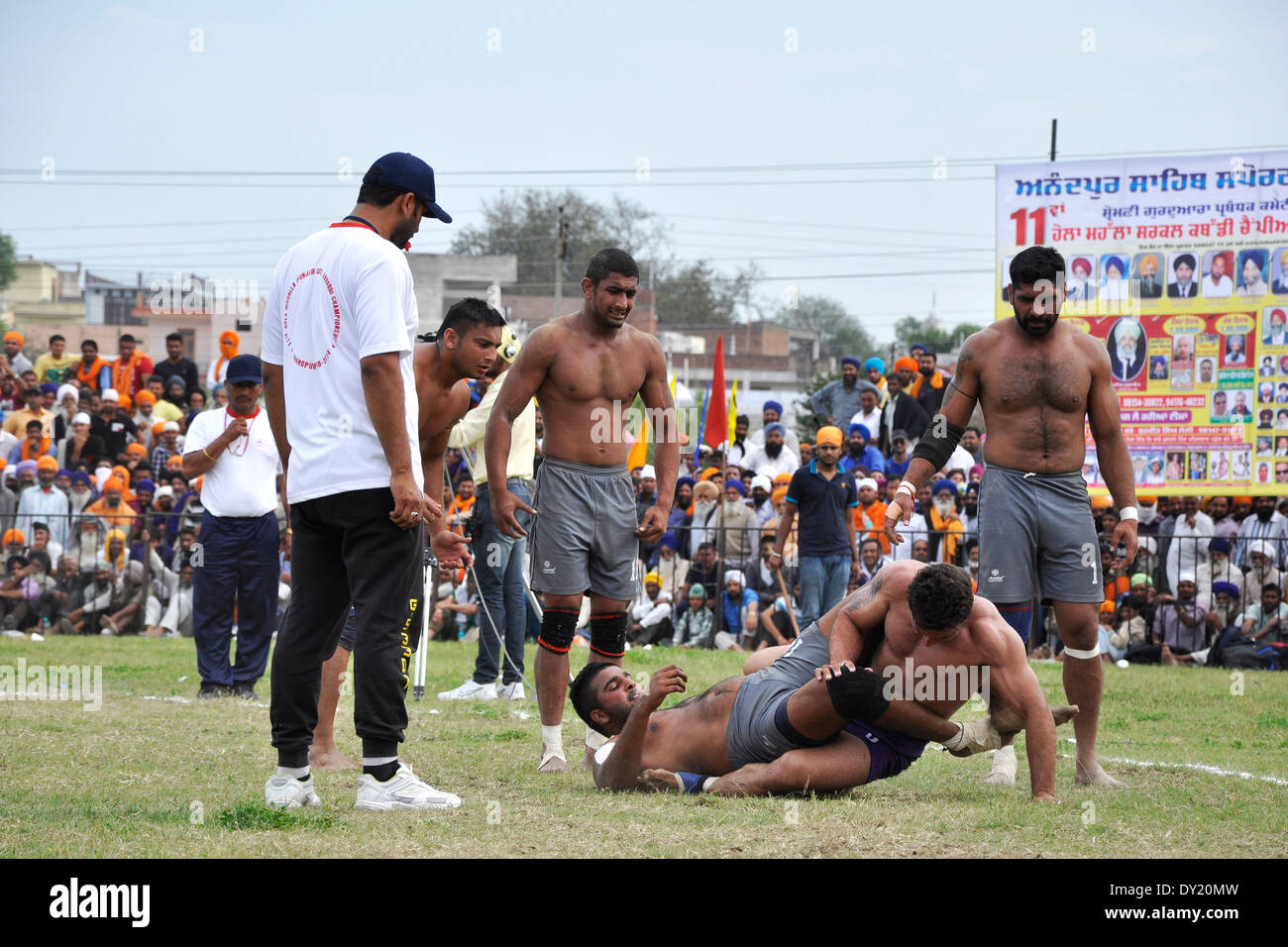 Holi fight hi-res stock photography and images - Alamy