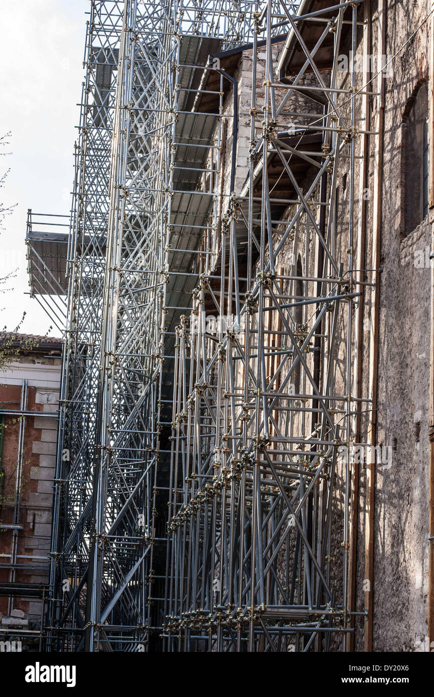 On scaffolding in italy hi-res stock photography and images - Alamy