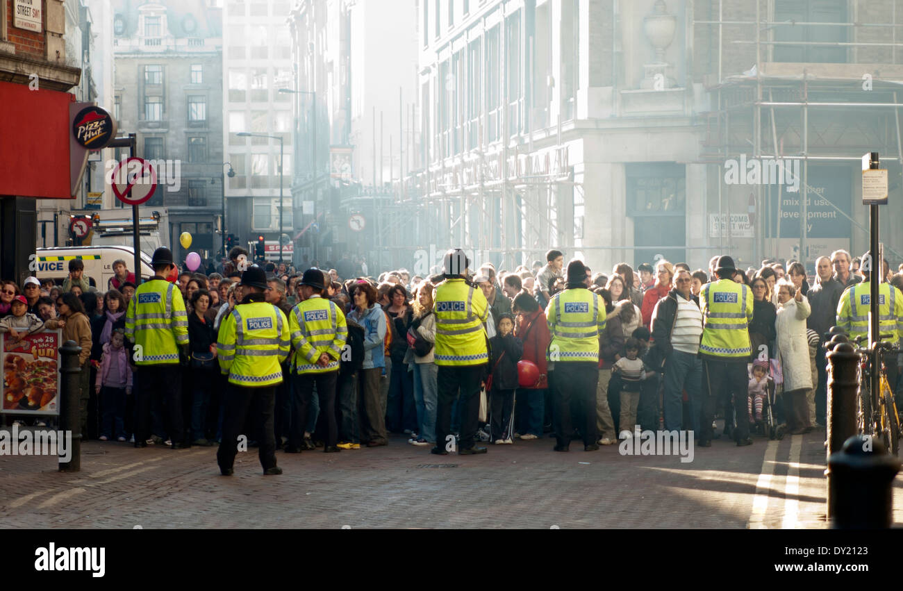 British police officers hi-res stock photography and images - Alamy
