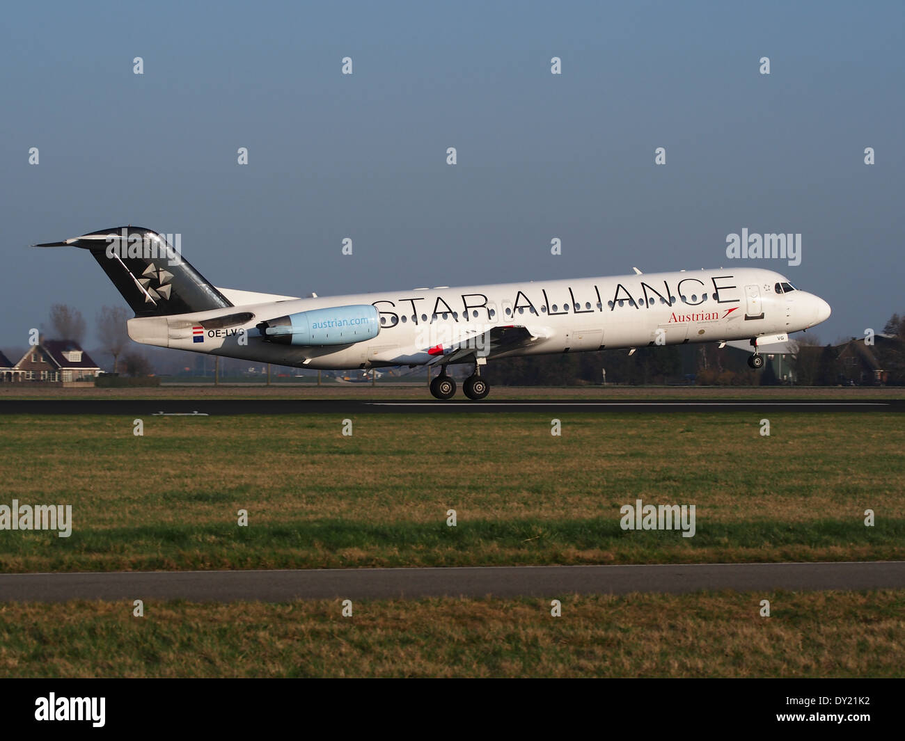 OE-LVG Austrian Airlines Fokker F100, landing at Schiphol (AMS - EHAM ...