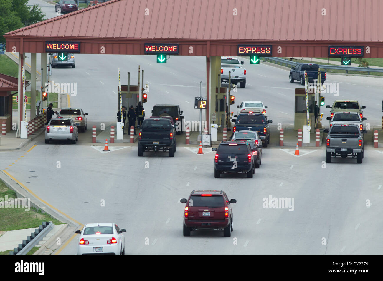 Military guards check vehicles entering the front gate of Fort Hood ...