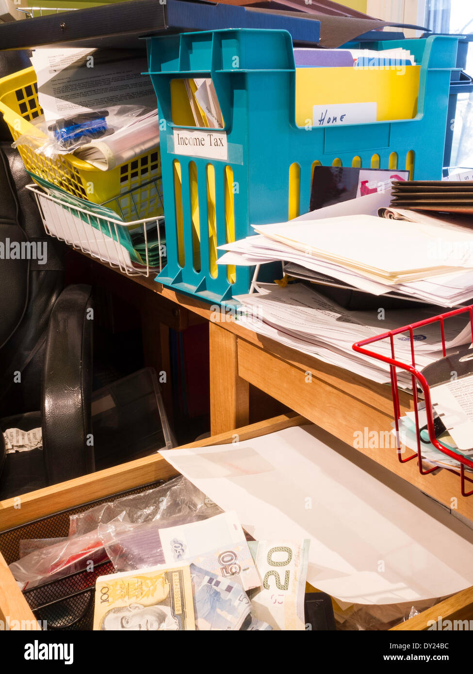 Messy office piles files hi-res stock photography and images - Alamy