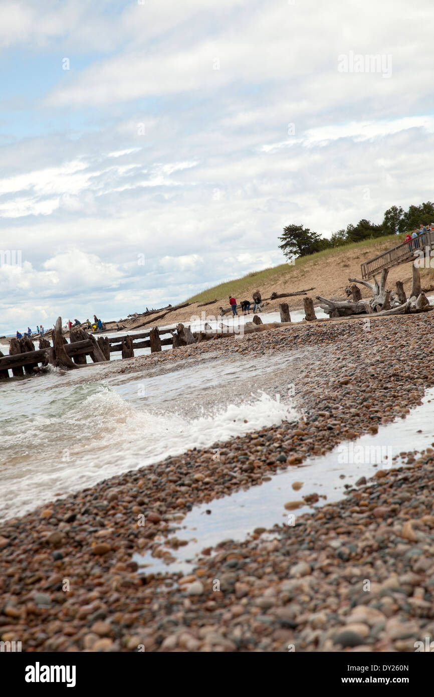 Family exploring beach hi-res stock photography and images - Alamy