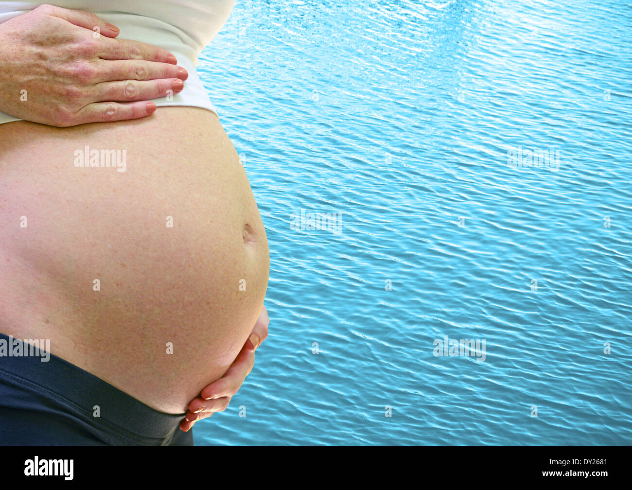 pregnancy and natural delivery during labor - water birth Stock Photo ...