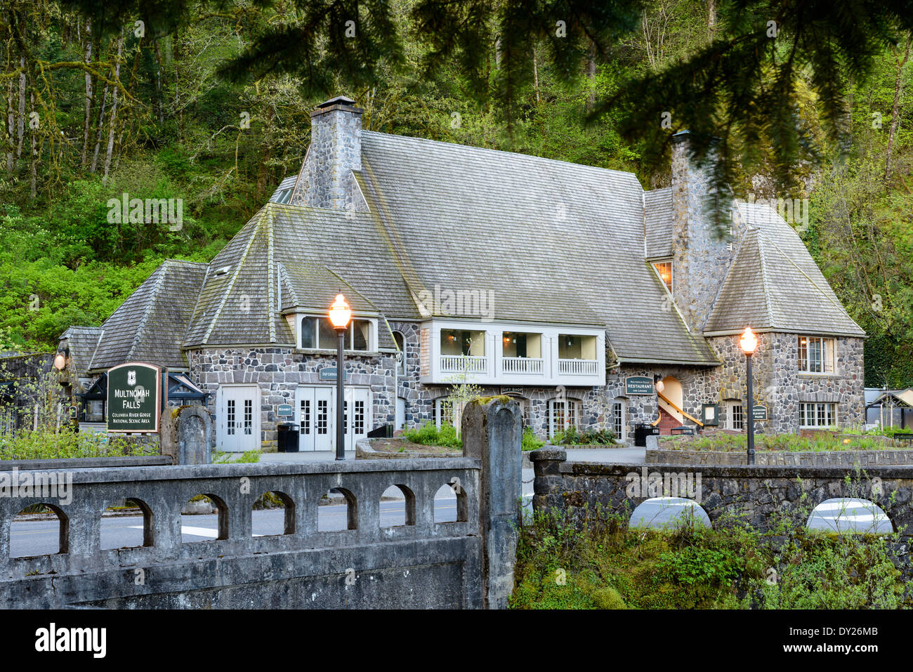 Multnomah Falls Lodge at Multnomah falls in the Columbia River Gorge ...