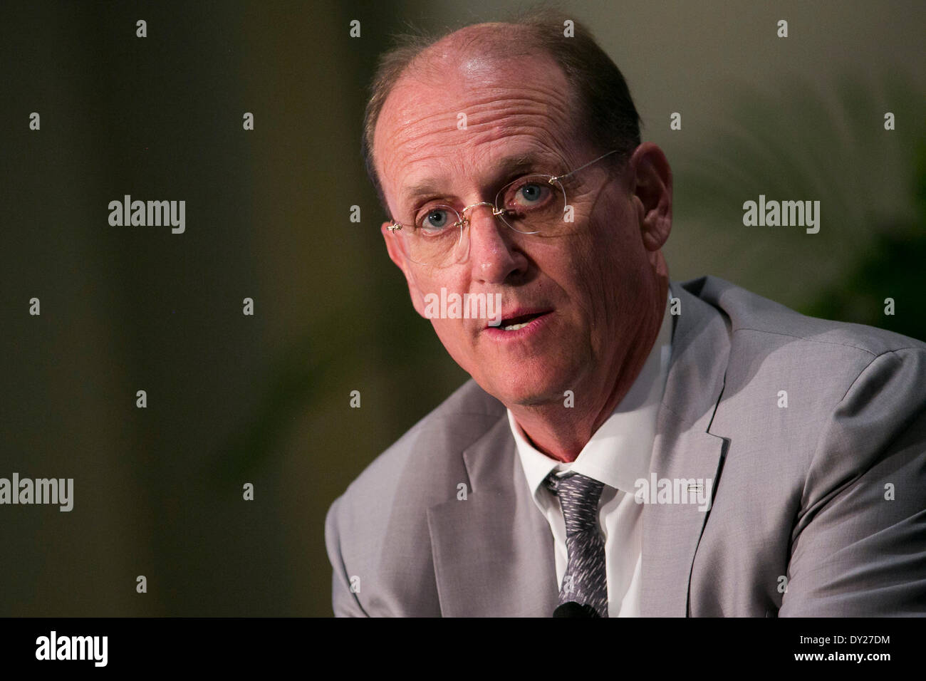 Richard anderson hi-res stock photography and images - Alamy