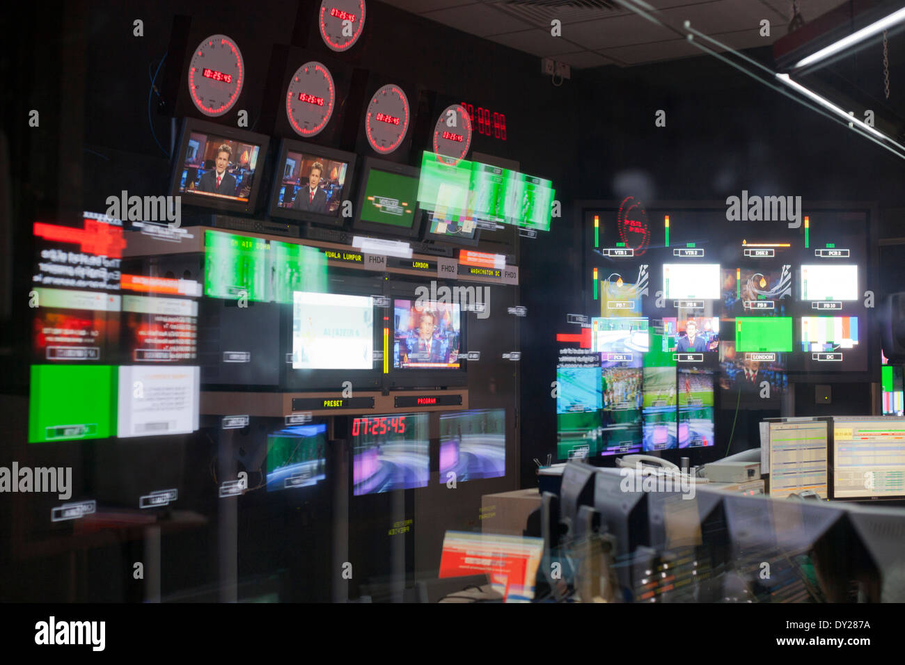 News room screens hi-res stock photography and images - Alamy