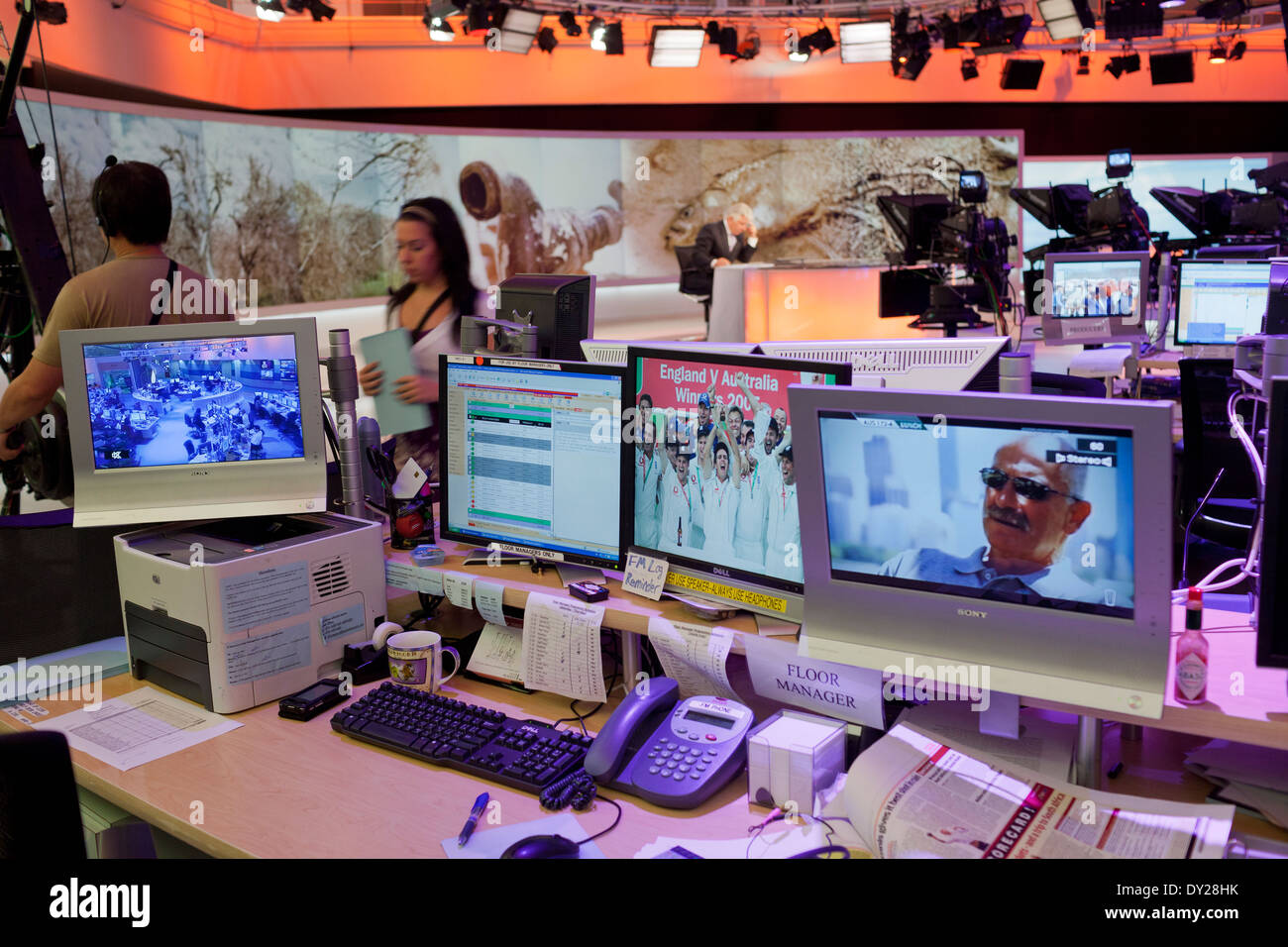 News anchor desk hi-res stock photography and images - Alamy