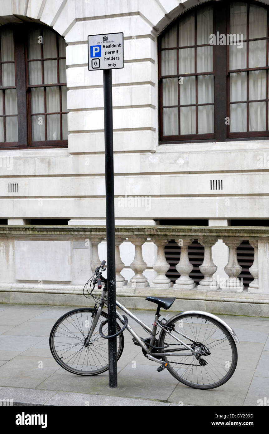 City cycle hi-res stock photography and images - Alamy