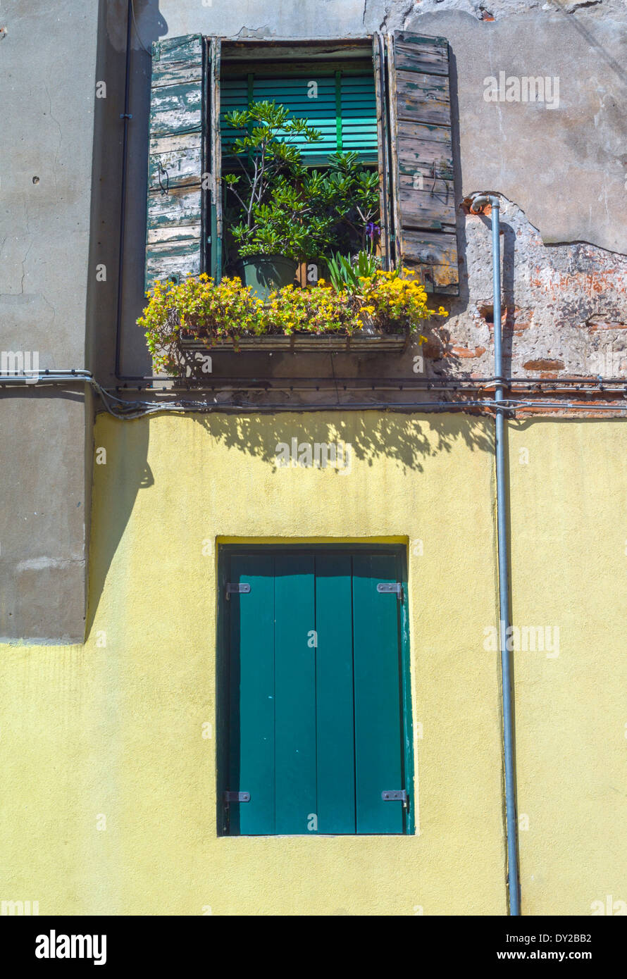 Shutters and windows italy hi-res stock photography and images - Alamy